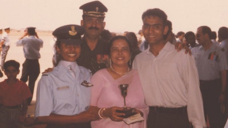 Gunjan Saxena: India female pilot’s war biopic flies into a row ...