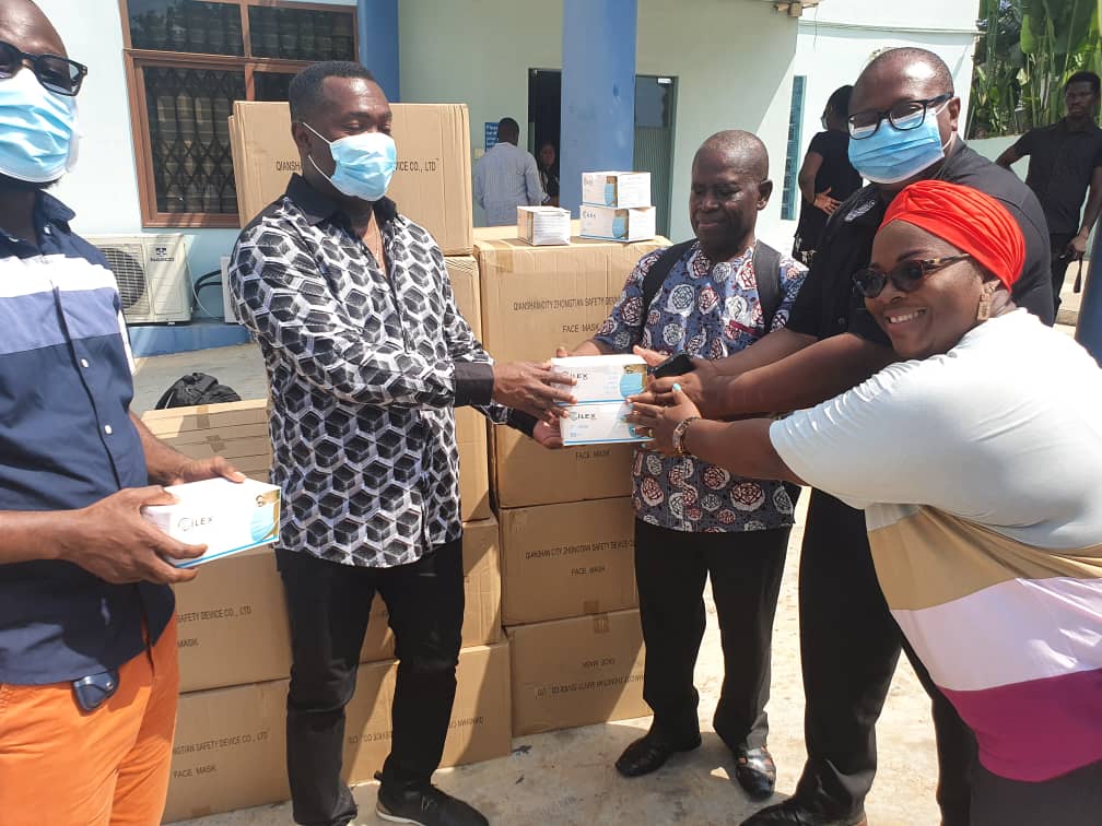 Institute of Public Relations-Ghana presents face masks for voters ...