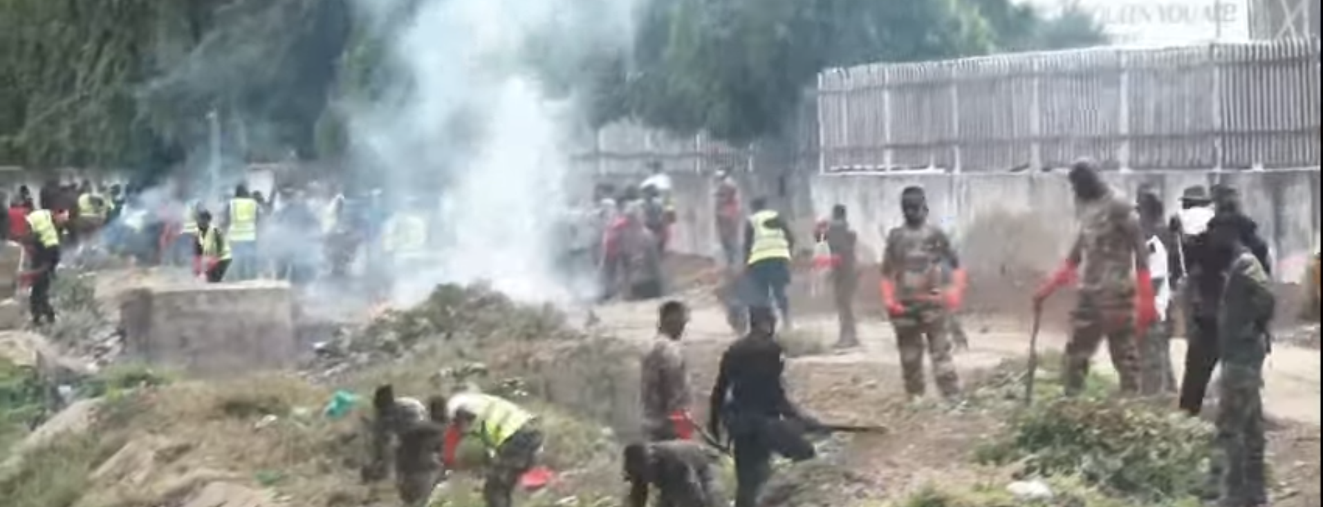 Military, police officers and others partake in clean up exercise in ...