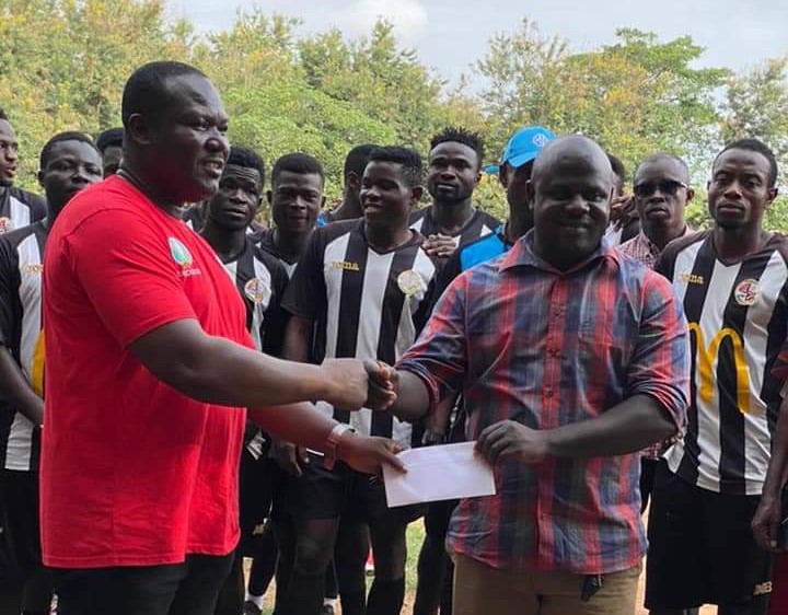 Campaigner presents cash to Bofoakwa Tano to aid Premier League ...