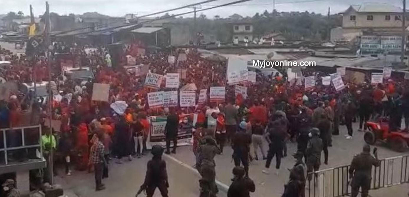 Residents demonstrate against continued Elubo border closure - MyJoyOnline