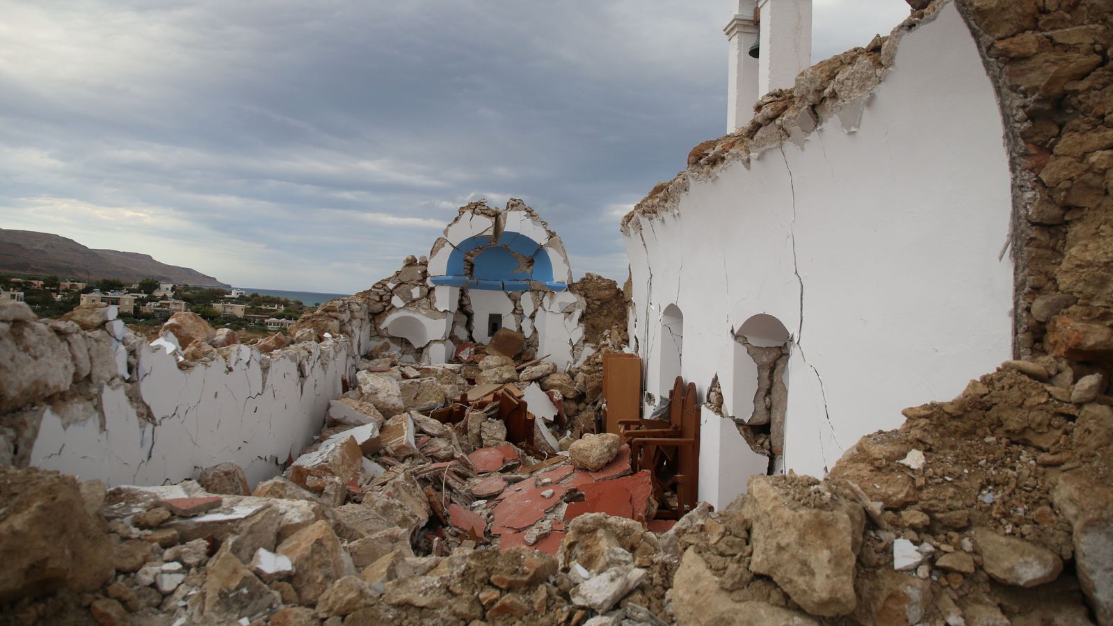 Greek holiday island hit by large 6.4 magnitude tremor sparking tsunami ...