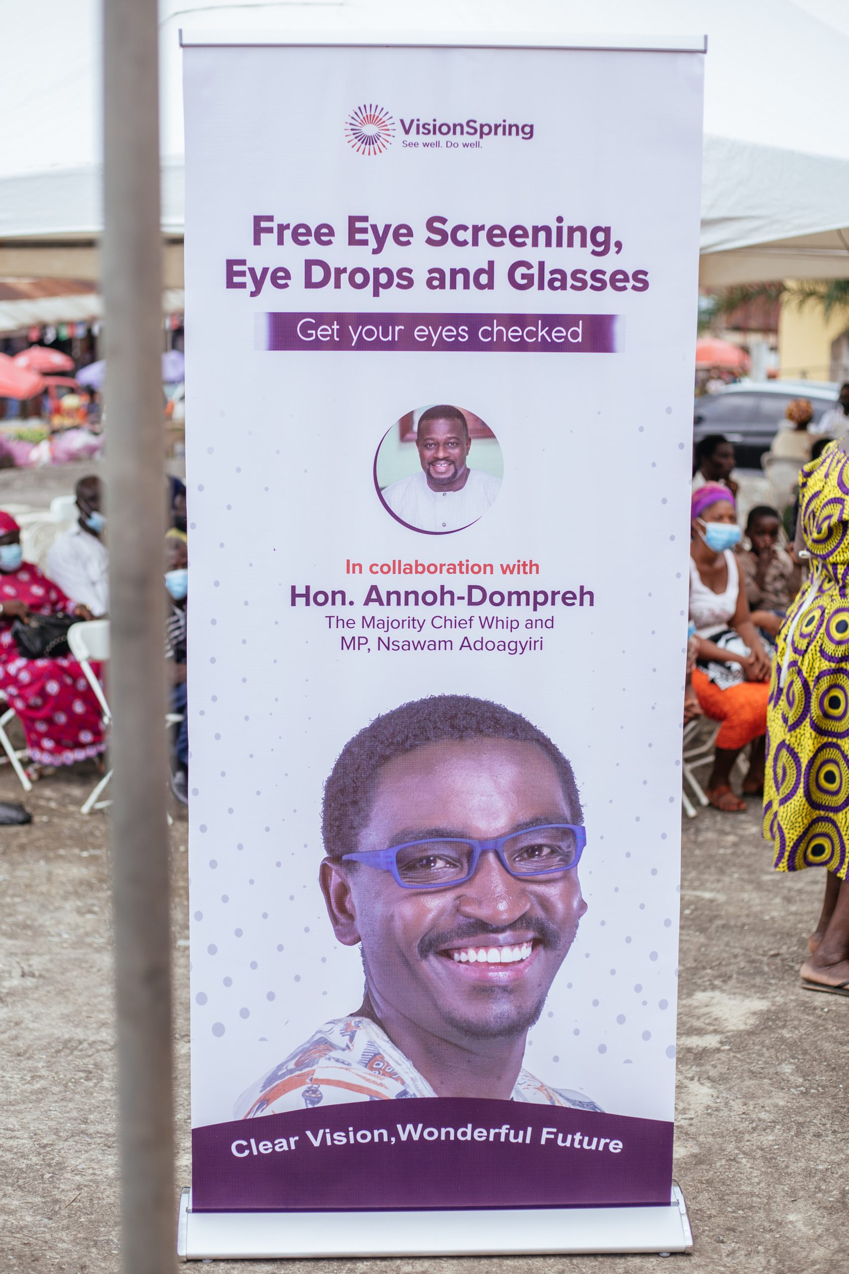 VisionSpring gives out pop-in eyeglasses to over 1,000 residents in ...