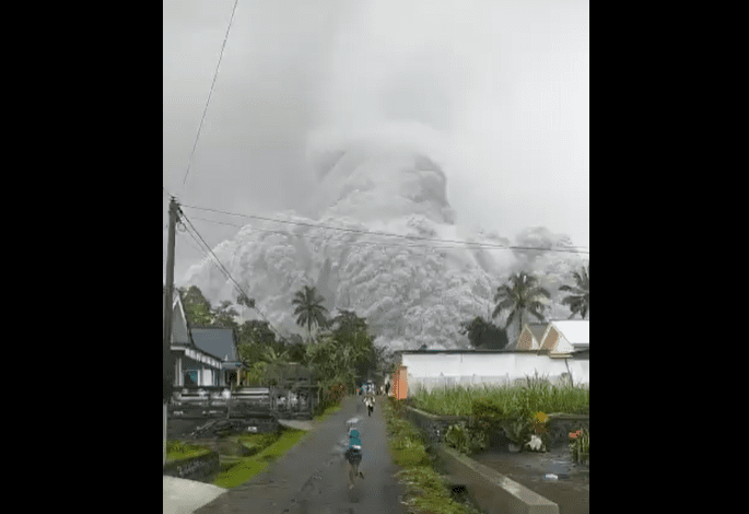Indonesia volcano: Residents flee as Mt Semeru spews huge ash cloud ...
