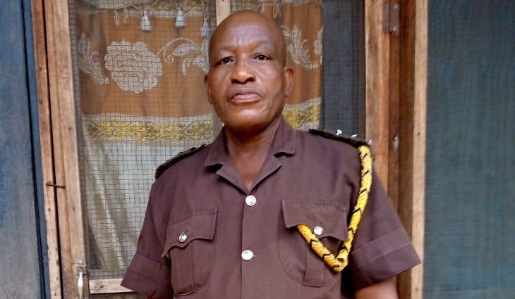 Prison officer who defied robbers order to surrender his bag shot dead ...