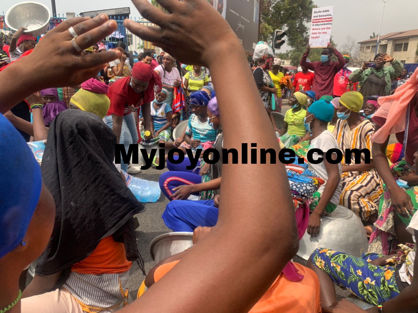 'Kayaye' carry their pans to join NDC's ‘Yentua’ demonstration ...