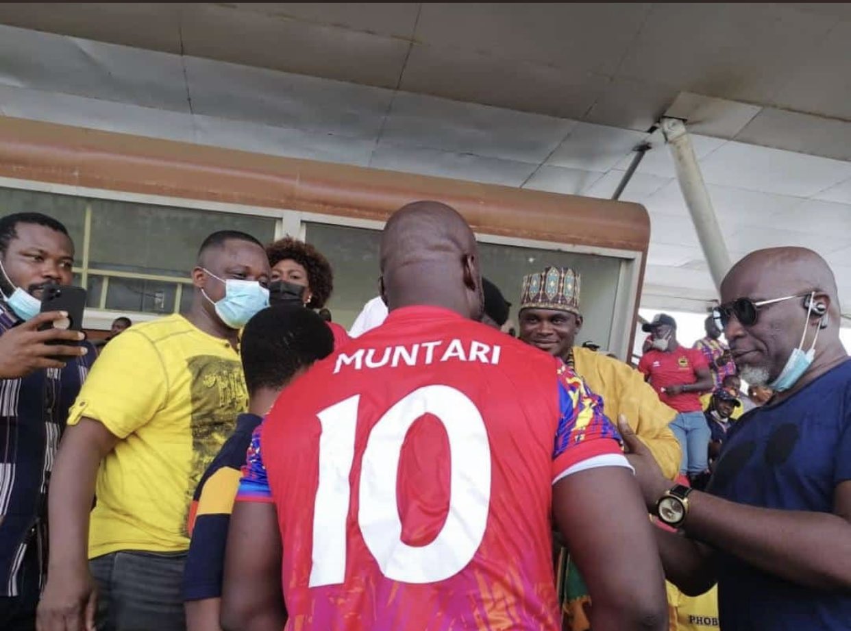 Stephen Appiah spotted in a Muntari Hearts jersey during Super Clash ...