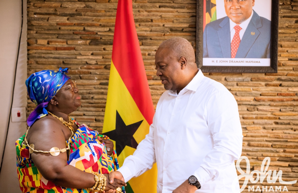 Photos: Mahama receives Sunyani queen mother - MyJoyOnline