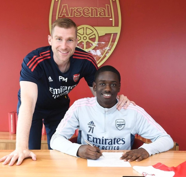 Charles Sagoe Jr signs first professional contract with Arsenal ...
