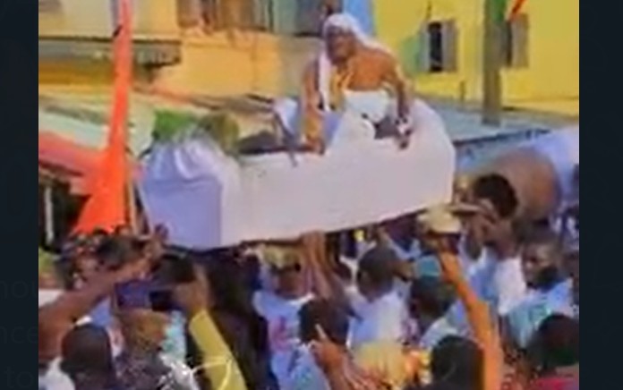 Elmina's paramount chief dances to 'Buga' in his palanquin - MyJoyOnline