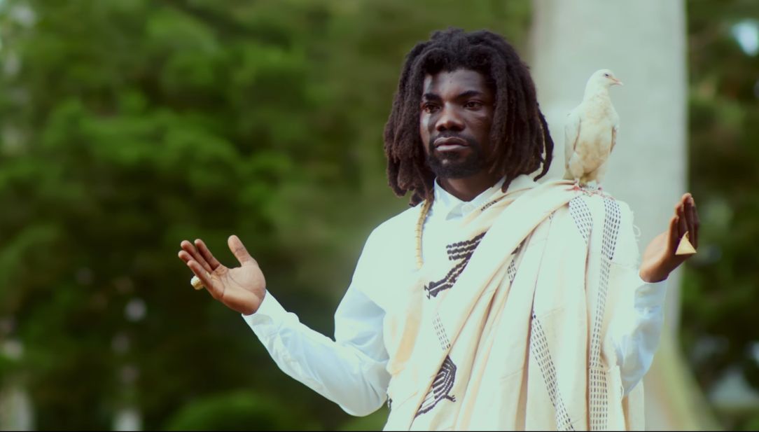 Pure Akan releases visuals for 'Mensesa Me Ho' - MyJoyOnline