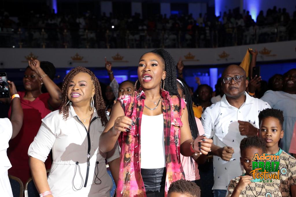 Travis Greene's wife takes the stage at 2022 Adom Praiz - MyJoyOnline
