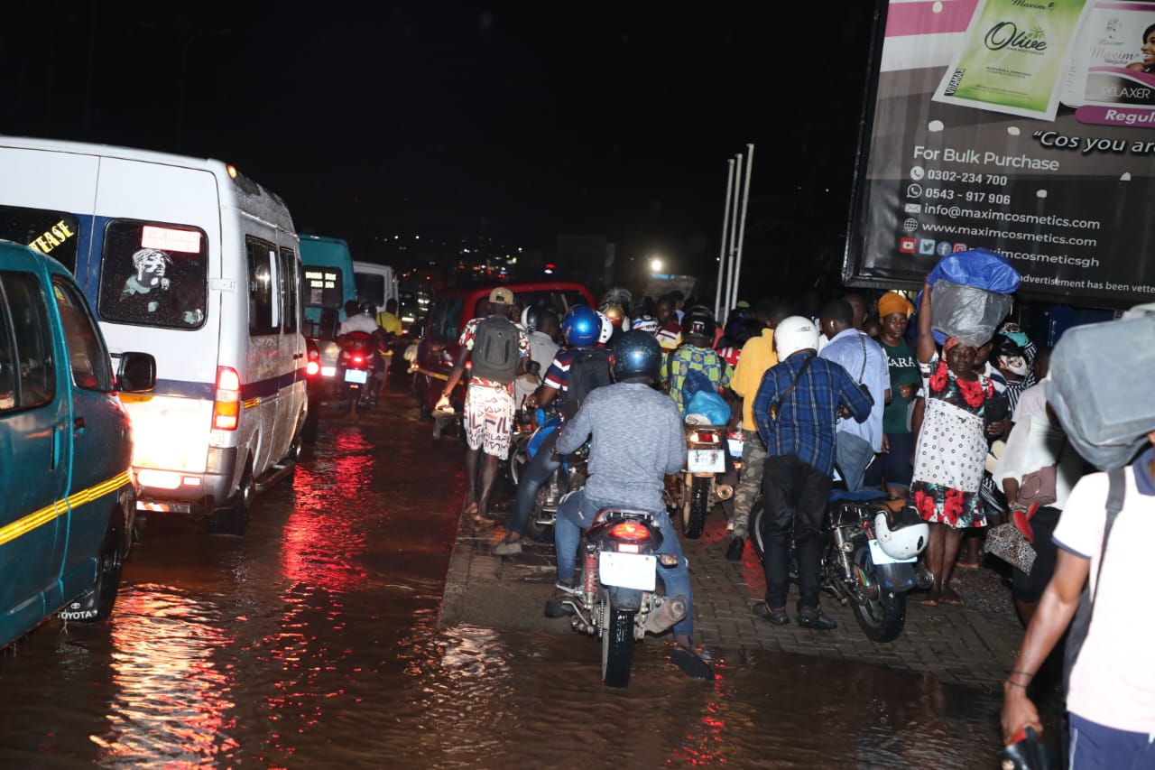 Hundreds stranded on Accra - Kasoa road after downpour - MyJoyOnline