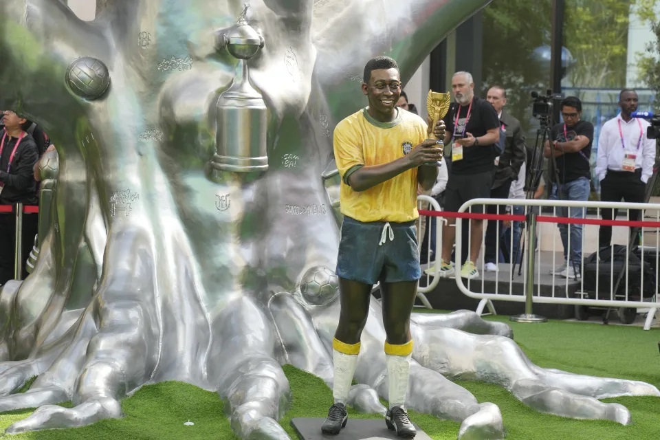 Neymar, Vinicius Jr and sporting world pay tribute to Brazil great Pele ...
