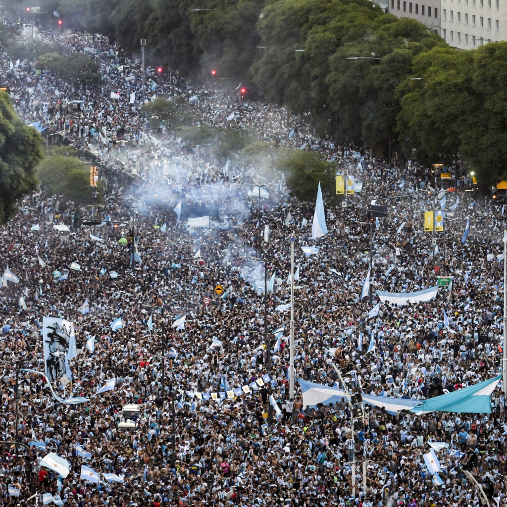 Unbelievable scenes of wild celebrations in Buenos Aires as Argentina ...