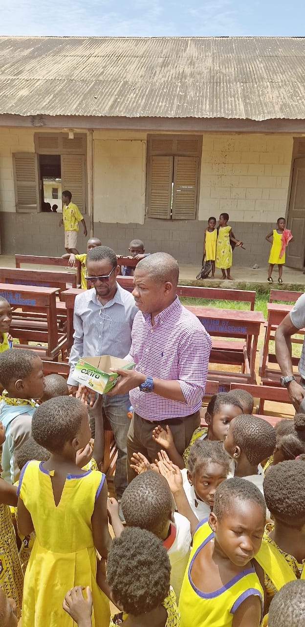 Appianyinasehene donates furniture to Juabeng basic schools ...