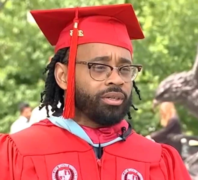 Single dad praised for graduating with his Master's Degree while ...