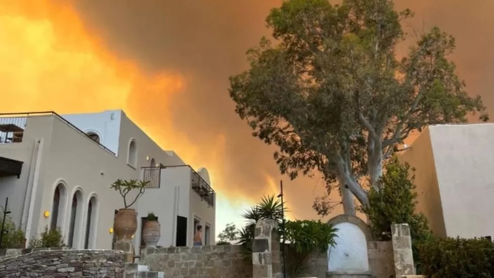Greece fires: Thousands flee homes and hotels on Rhodes as fires spread ...