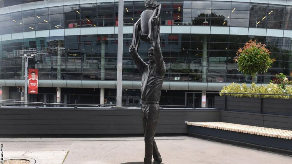 Arsenal unveil Arsene Wenger bronze statue at Emirates Stadium ...
