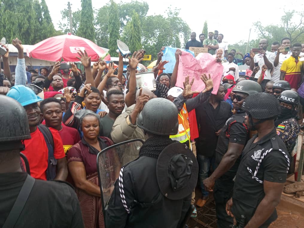 Residents defy downpour for dumsor demonstration in Sandema - MyJoyOnline