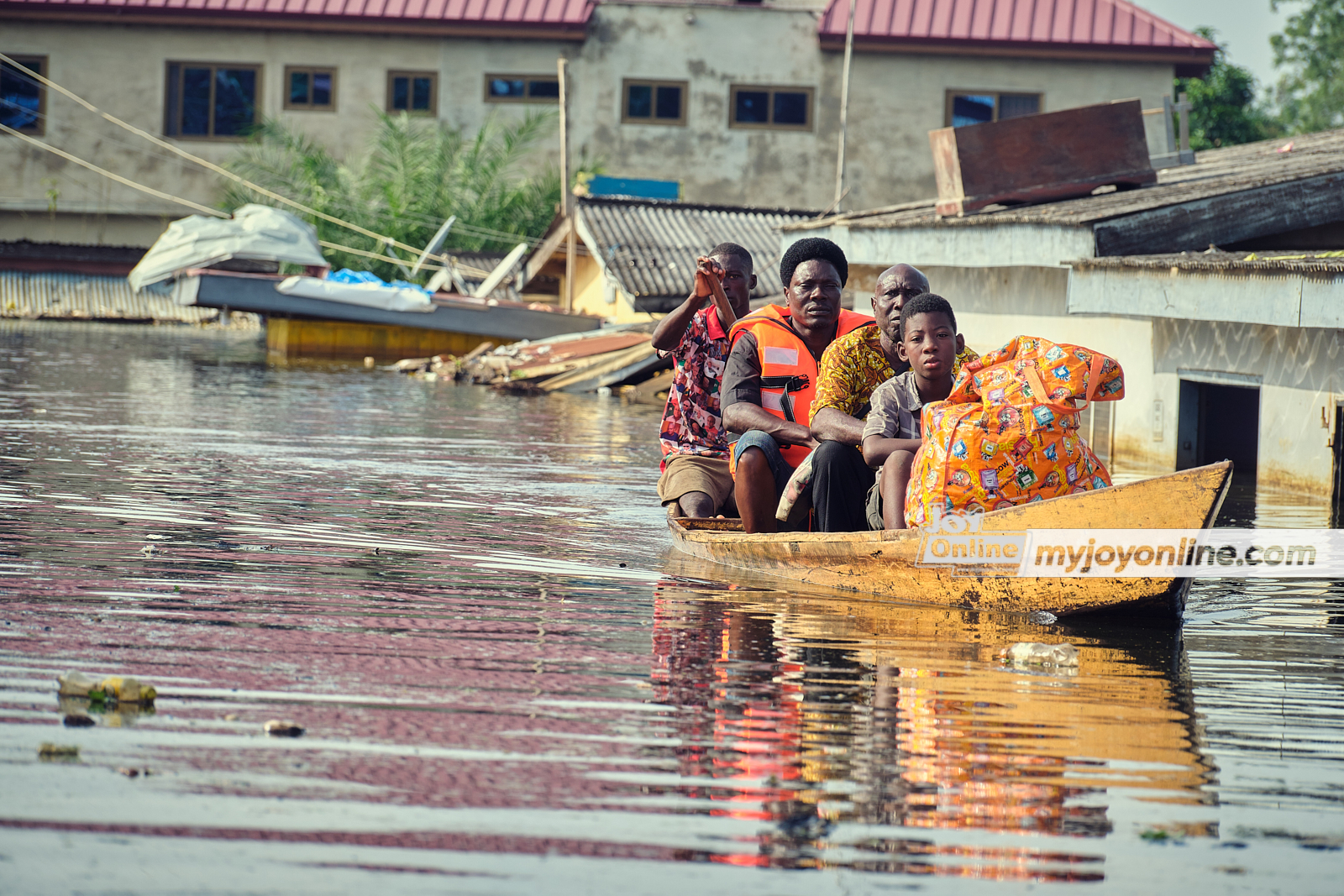 Photos: Life on water in now-flooded Mepe after Akosombo Dam spillage ...