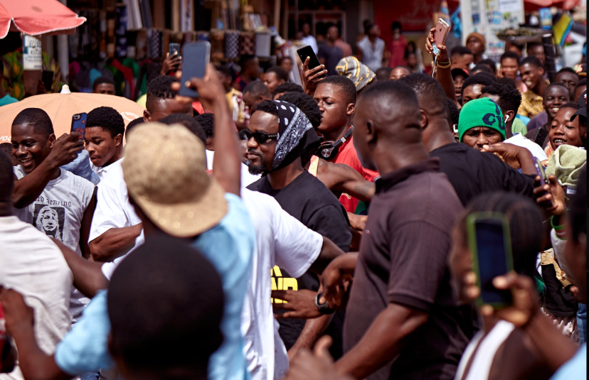 Thousands assemble as Sarkodie receives rousing welcome in Berekum ...