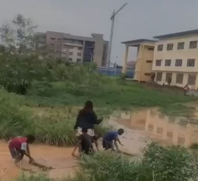 Floods: UCC students demand a bridge to connect hostels to lecture ...