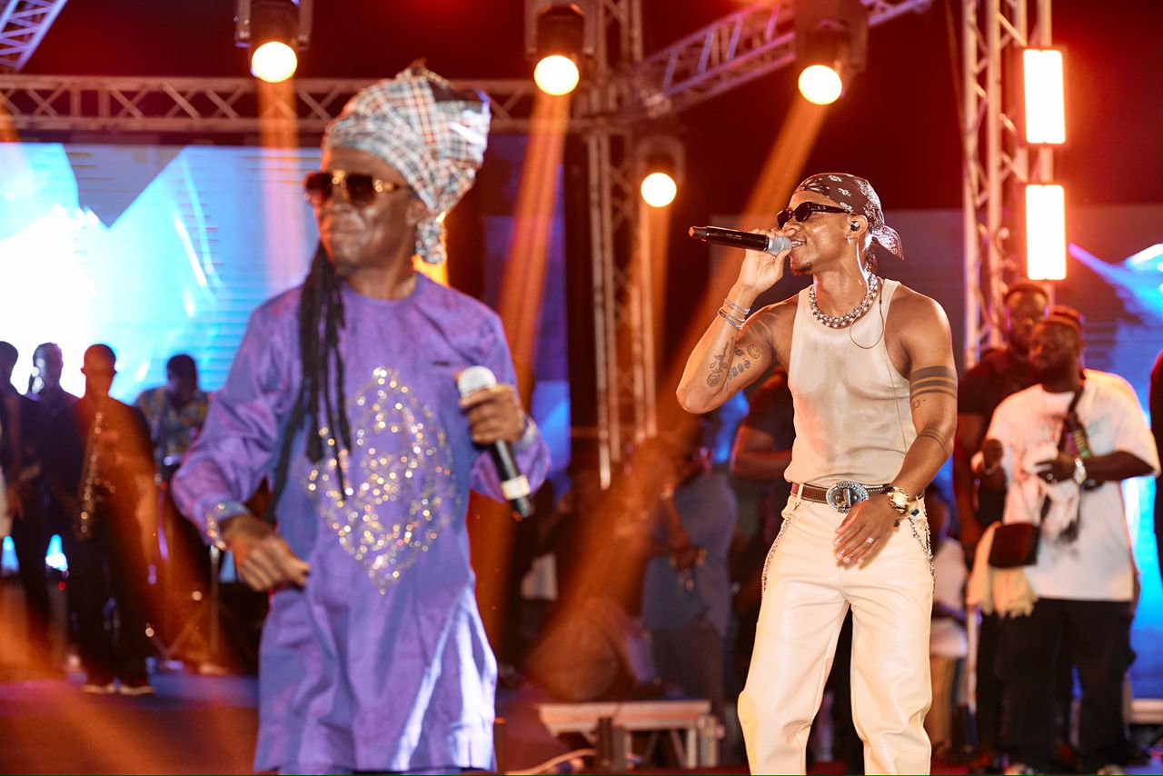 KiDi performs with childhood idol, Kojo Antwi at ‘Likor On The Beach ...