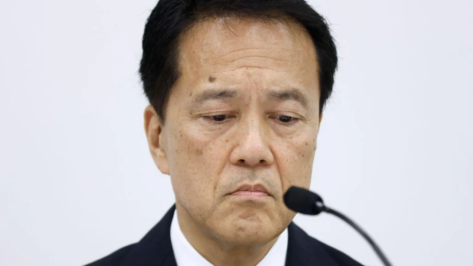 Bank boss takes pay cut after employee 'tried to kill clients ...