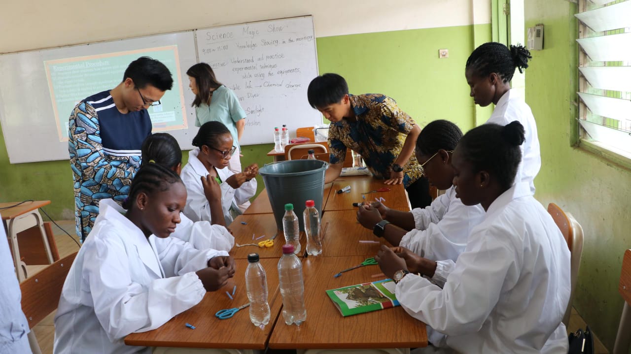 Ghanaian students develop deeper interest for science as Japanese volunteers organise 'Science ...