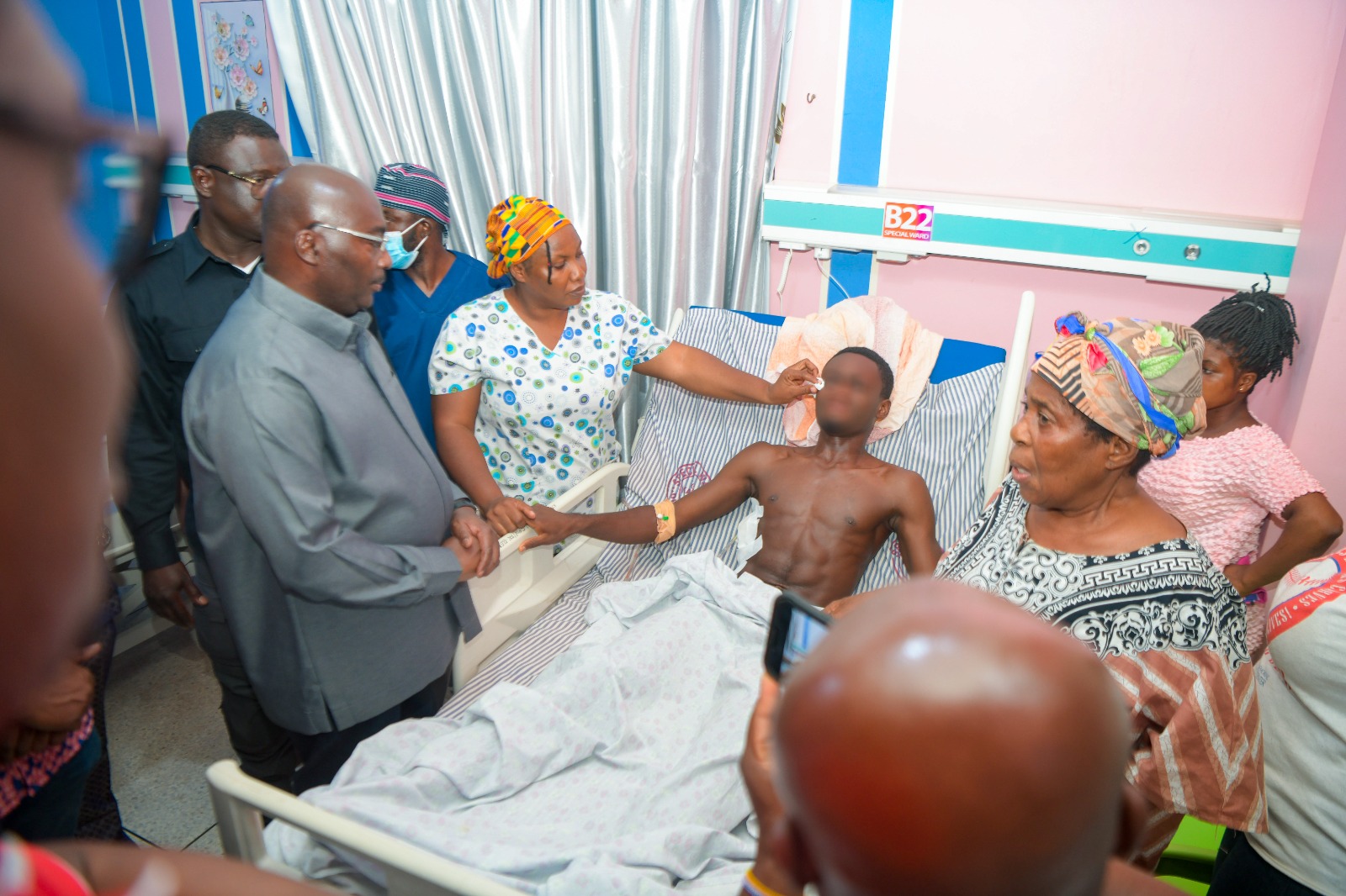 Bawumia visits injured KNUST student at Komfo Anokye Hospital - MyJoyOnline