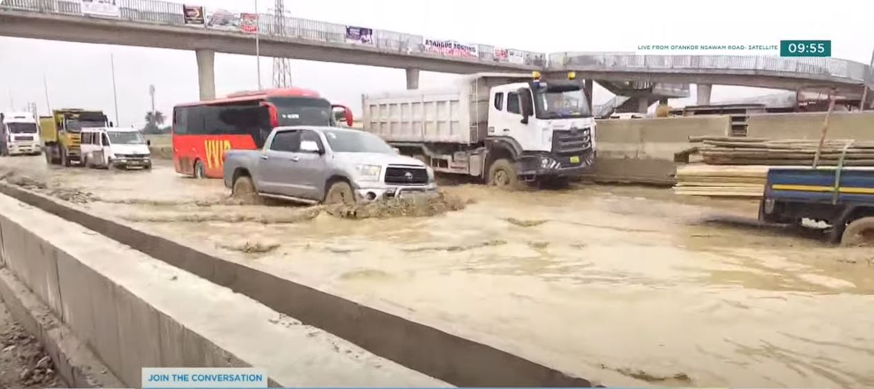 Photos: Nsawam-Pokuase road flooded after Tuesday night rain - MyJoyOnline
