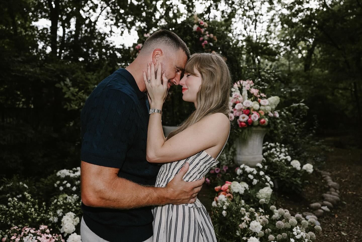 Taylor Swift says ‘YES!’ to Travis Kelce in garden proposal, ring reportedly worth over $500,000 ...
