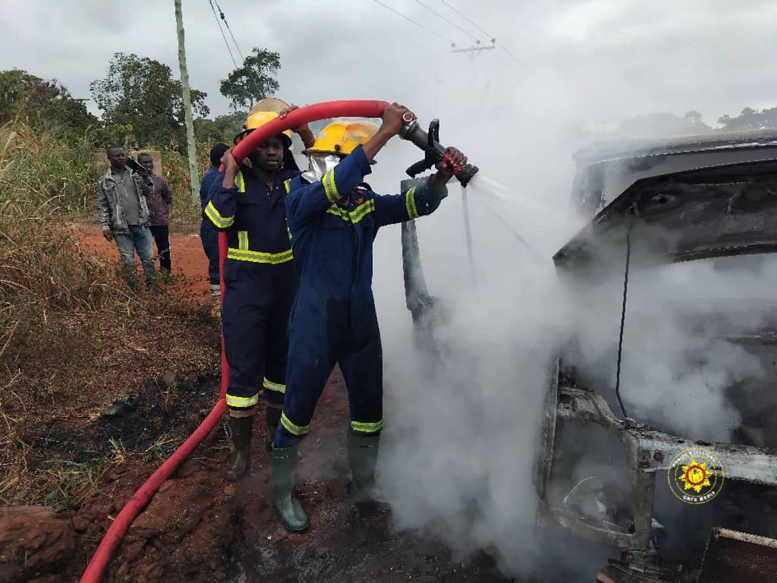 Ford transit catches fire on Techiman–Sunyani road - MyJoyOnline