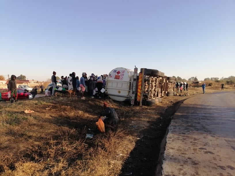 Residents of Teacher Mante rush to collect fuel after tanker overturns ...