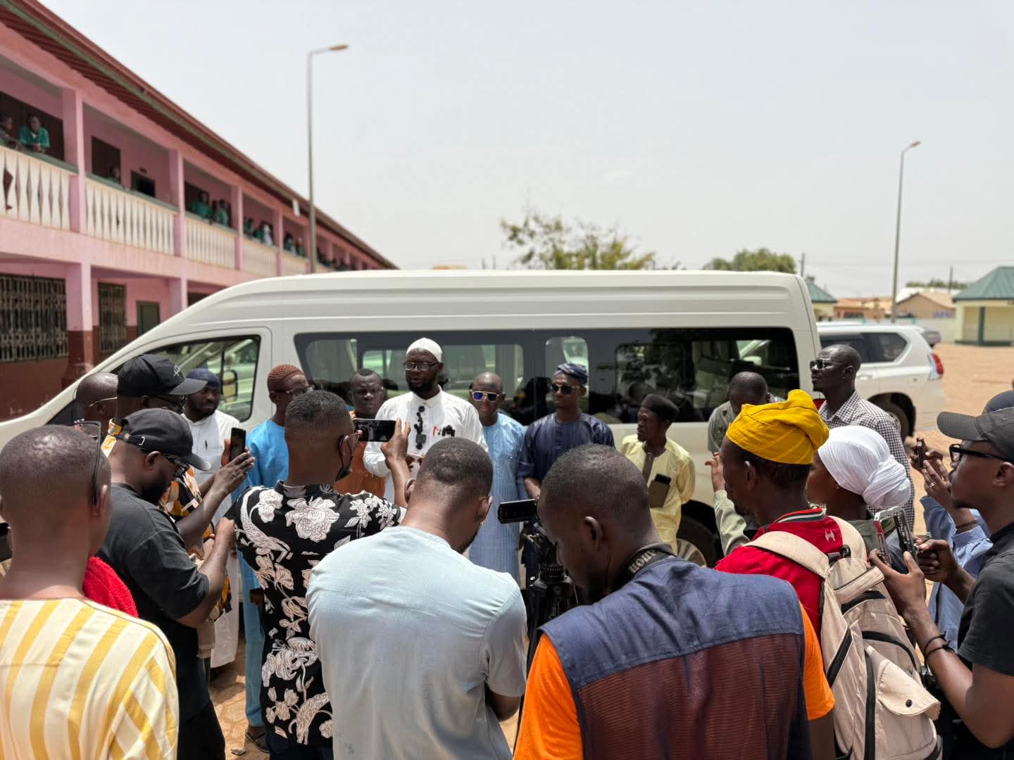 Philanthropist Alhaji FuZak donates Da’wah bus to Ambariya Sunni ...