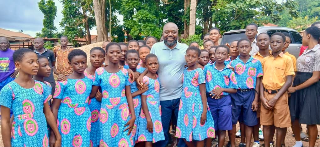 Chairman Big Aidoo donates 100 desks to Humjibre School to improve ...